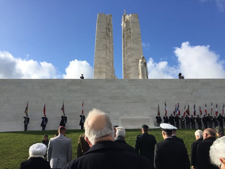 Cérémonie du Jour du Souvenir au Mémorial national du Canada à Vimy ...